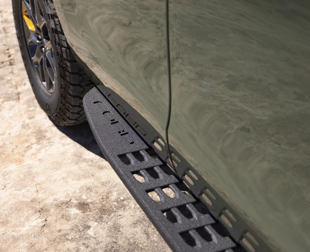 Black Onyx Painted – Power Deployable Running Boards » MUSTANG 302 GmbH